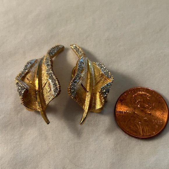 BSK | Jewelry | Vintage Signed Curled Leaf Gold Color Clip On Earrings ...